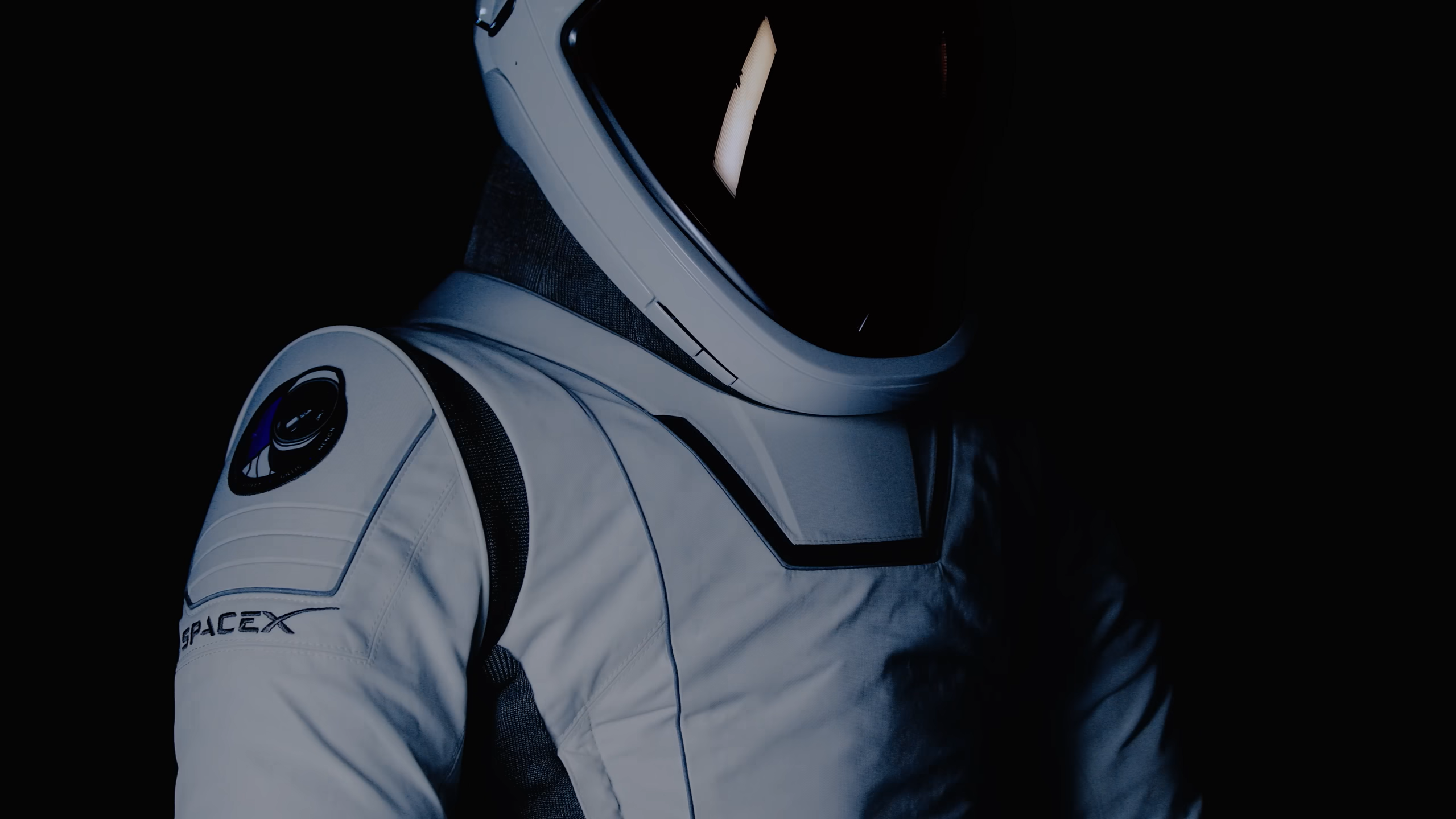 SpaceX reveals futuristic space suit, humans would wear this on Mars | Al Bawaba